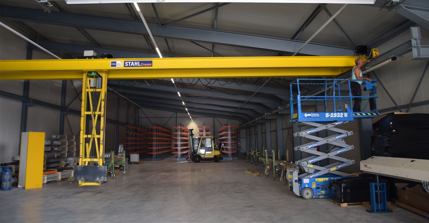 Voor een kraanbaan of zwenkkraan: zelfdragende hulpconstructie.