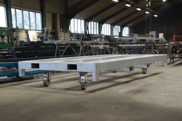 Interne transportmiddelen zoals transportkarren en transportboxen.