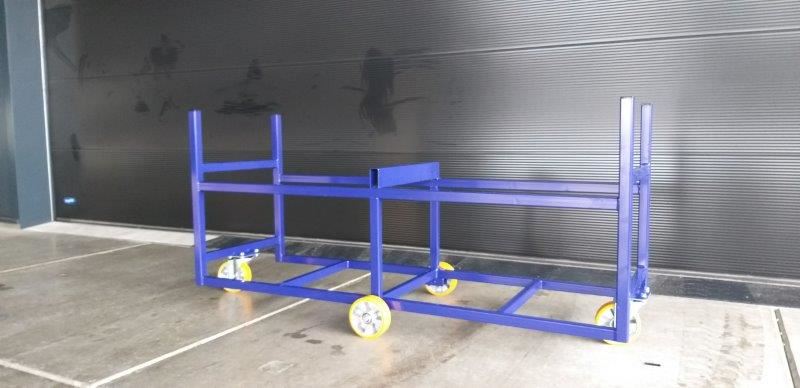 Interne transportmiddelen zoals transportkarren en transportboxen.