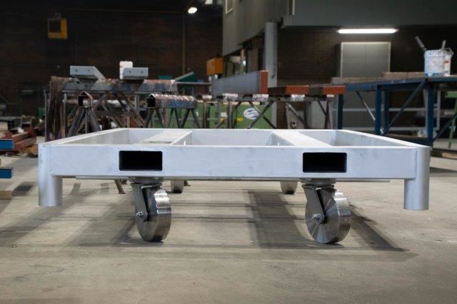 Interne transportmiddelen zoals transportkarren en transportboxen.
