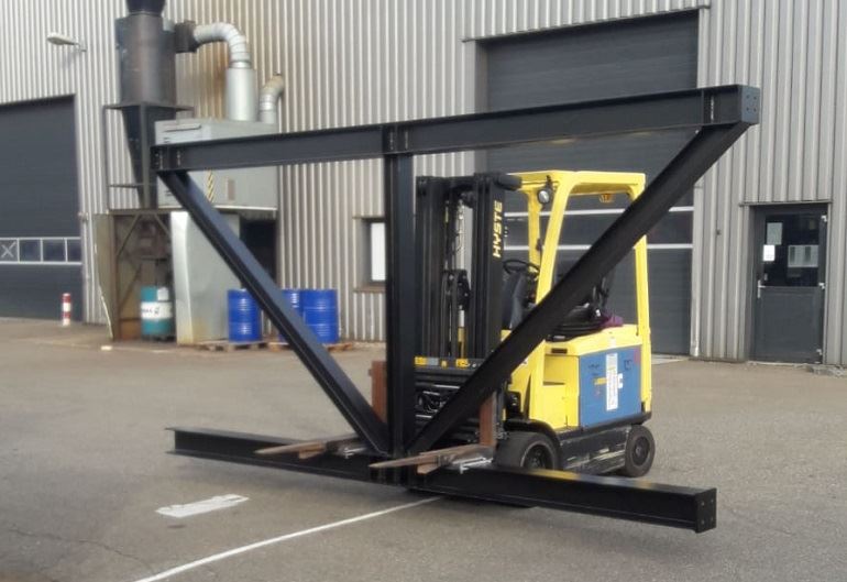 Stalen spanten voor gebouwen: profielen van IPE of HEA. Geconserveerd.