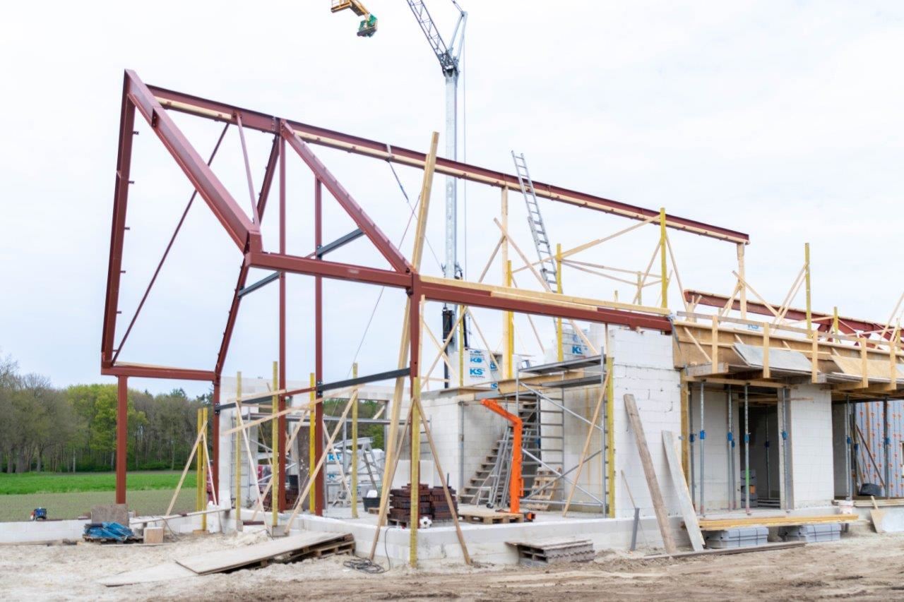 Stalen spanten voor gebouwen: profielen van IPE of HEA. Geconserveerd.