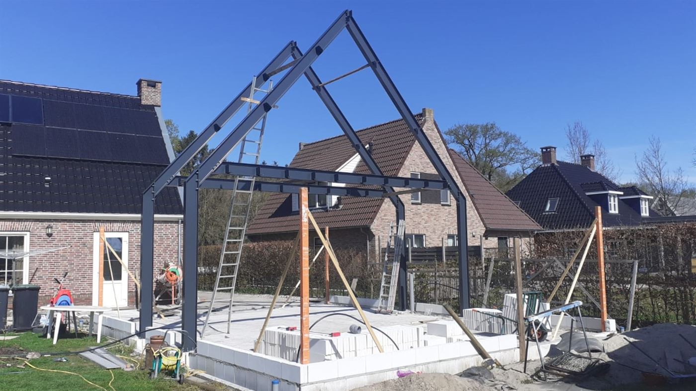 Stalen spanten voor gebouwen: profielen van IPE of HEA. Geconserveerd.
