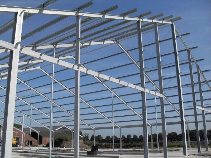 Stalen spanten voor gebouwen: profielen van IPE of HEA. Geconserveerd.