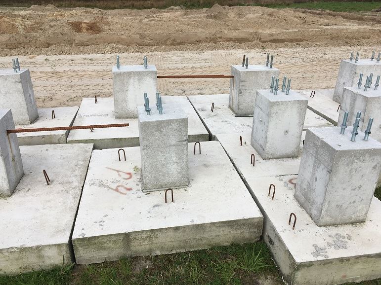 Loods met wasplaats voor bedrijf werkzaam in het grondverzet en transport.